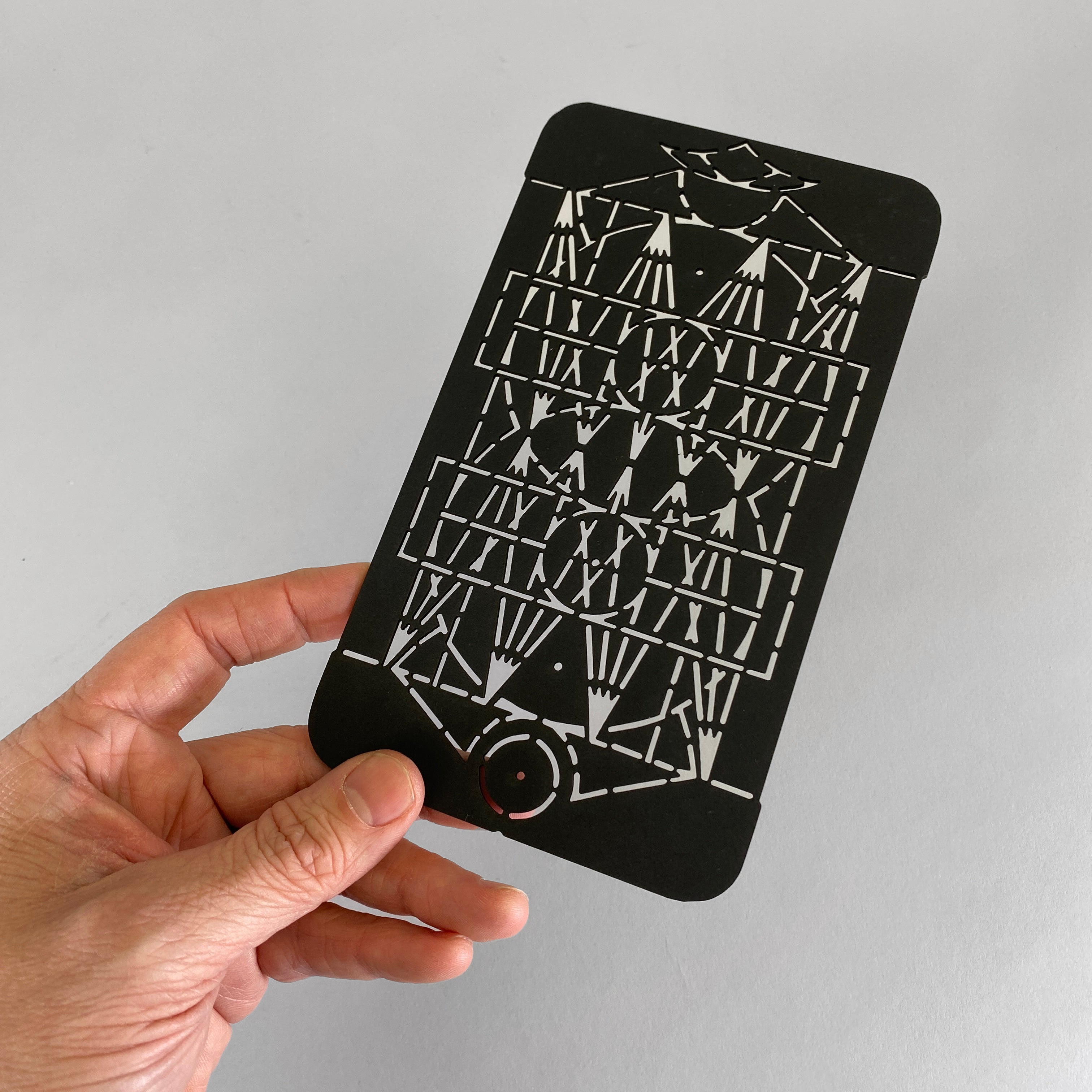 Plaque Découpée Universelle [Universal Stencil Plate] – Draw Down